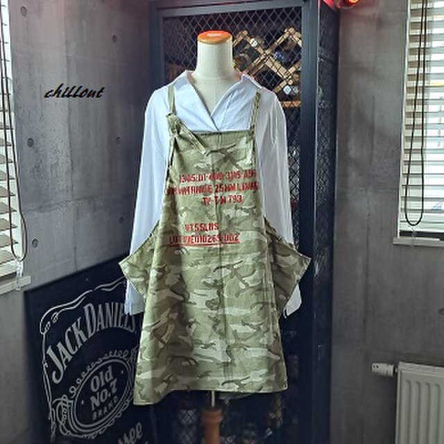 【背中がかわいい】エプロンドレス：カモフラージュ×ステンシル【0601】 | iichi 日々の暮らしを心地よくするハンドメイドやアンティークのマーケットプレイス