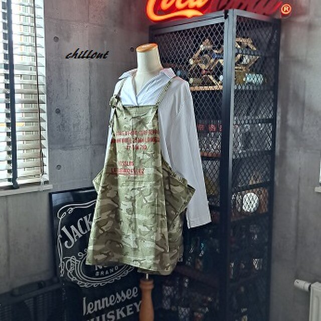 【背中がかわいい】エプロンドレス：カモフラージュ×ステンシル【0601】 | iichi 日々の暮らしを心地よくするハンドメイドやアンティークのマーケットプレイス