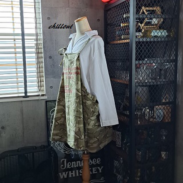 【背中がかわいい】エプロンドレス：カモフラージュ×ステンシル【0601】 | iichi 日々の暮らしを心地よくするハンドメイドやアンティークのマーケットプレイス