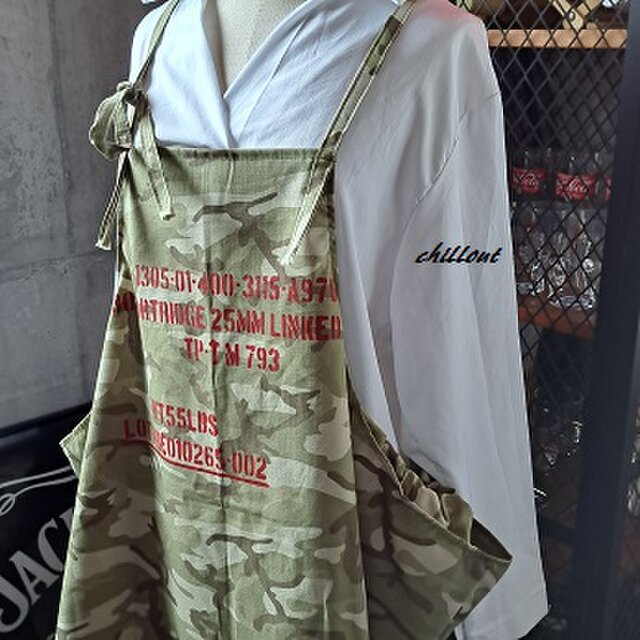【背中がかわいい】エプロンドレス：カモフラージュ×ステンシル【0601】 | iichi 日々の暮らしを心地よくするハンドメイドやアンティークのマーケットプレイス