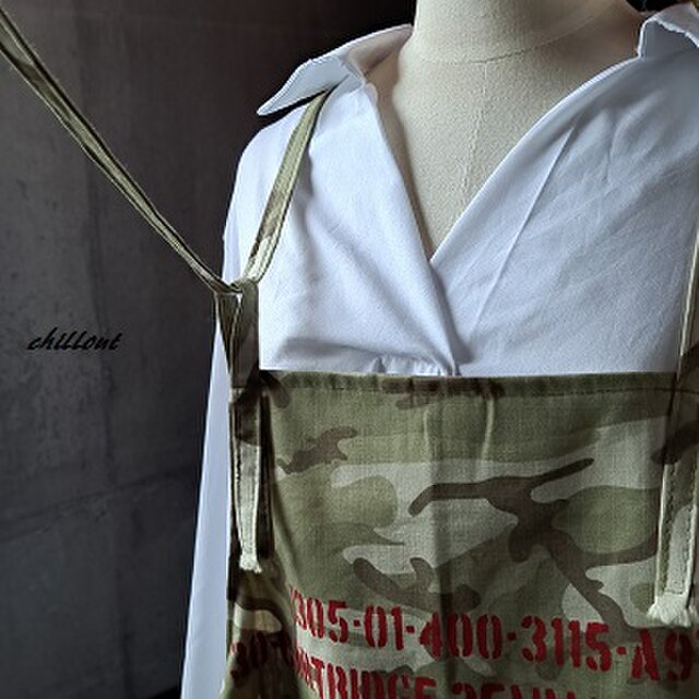 【背中がかわいい】エプロンドレス：カモフラージュ×ステンシル【0601】 | iichi 日々の暮らしを心地よくするハンドメイドやアンティークのマーケットプレイス
