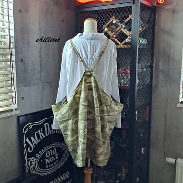 【背中がかわいい】エプロンドレス：カモフラージュ×ステンシル【0601】 | iichi 日々の暮らしを心地よくするハンドメイドやアンティークのマーケットプレイス