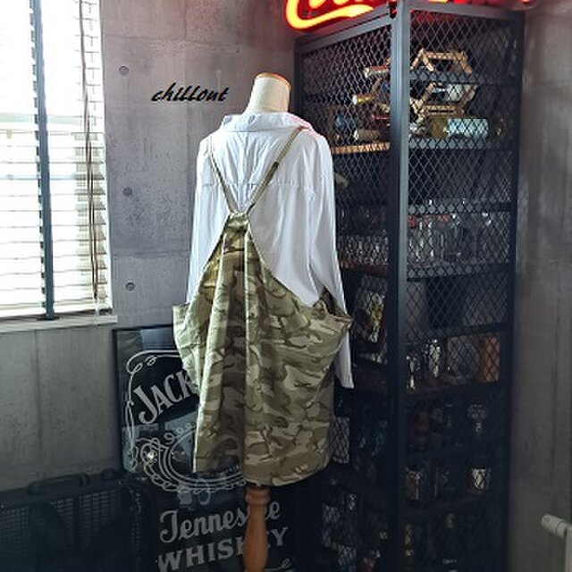 【背中がかわいい】エプロンドレス：カモフラージュ×ステンシル【0601】 | iichi 日々の暮らしを心地よくするハンドメイドやアンティークのマーケットプレイス