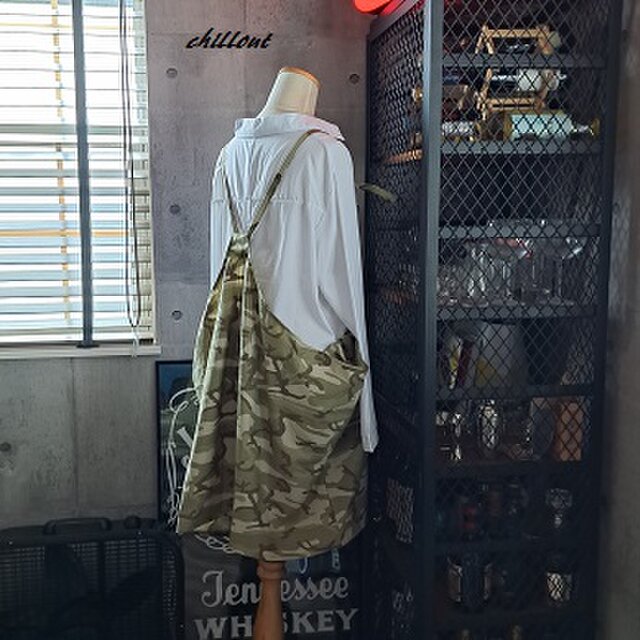 【背中がかわいい】エプロンドレス：カモフラージュ×ステンシル【0601】 | iichi 日々の暮らしを心地よくするハンドメイドやアンティークのマーケットプレイス