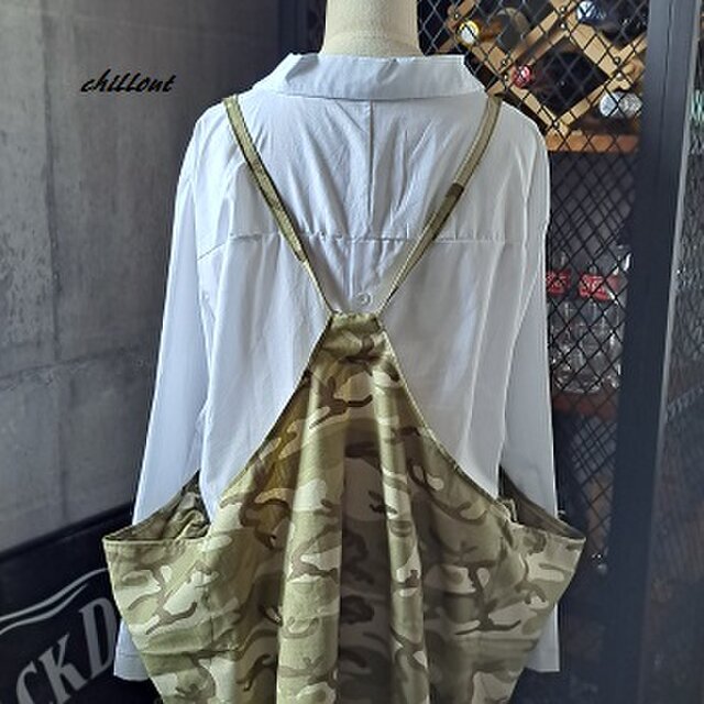 【背中がかわいい】エプロンドレス：カモフラージュ×ステンシル【0601】 | iichi 日々の暮らしを心地よくするハンドメイドやアンティークのマーケットプレイス