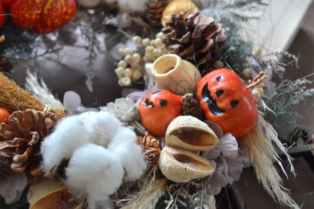 パンパスと木の実のハロウィンwreath | iichi 日々の暮らしを心地よくするハンドメイドやアンティークのマーケットプレイス