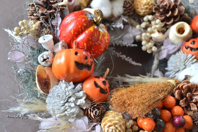 パンパスと木の実のハロウィンwreath | iichi 日々の暮らしを心地よくするハンドメイドやアンティークのマーケットプレイス