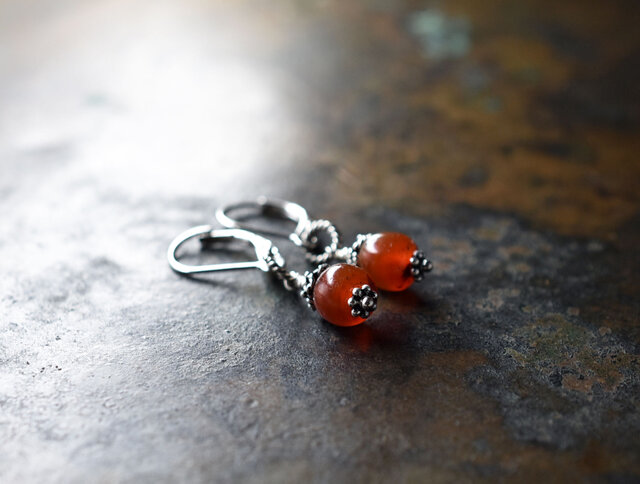 緋色ミゾーラムカーネリアンの一粒ピアス | iichi 日々の暮らしを心地よくするハンドメイドやアンティークのマーケットプレイス