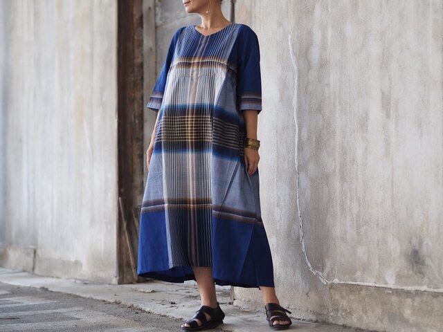 プリーツのバックスタイルがポイントのサロンワンピース〈42〉 | iichi 日々の暮らしを心地よくするハンドメイドやアンティークのマーケットプレイス