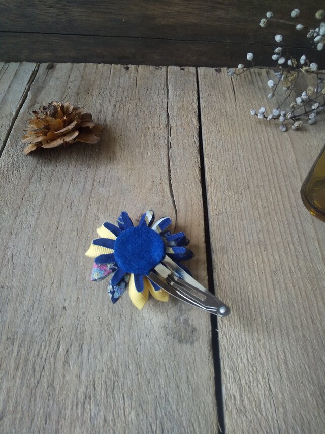 つまみ細工のシャープなお花のパッチンピン | iichi 日々の暮らしを心地よくするハンドメイドやアンティークのマーケットプレイス