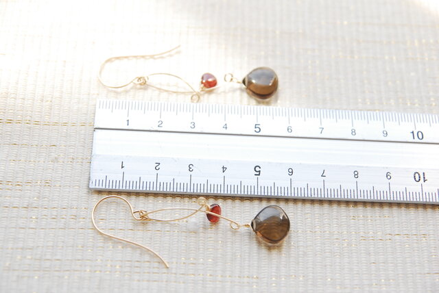 スモーキークォーツとガーネットの秋風にゆれるピアス 14kgf | iichi 日々の暮らしを心地よくするハンドメイドやアンティークのマーケットプレイス