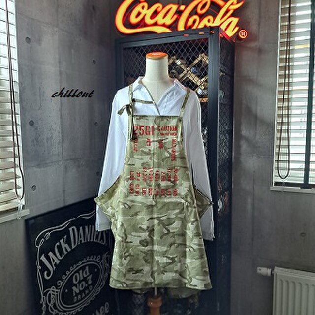 【背中がかわいい】エプロンドレス：カモフラージュ×ステンシル【0602】 | iichi 日々の暮らしを心地よくするハンドメイドやアンティークのマーケットプレイス