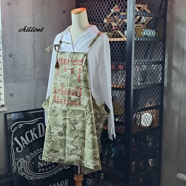 【背中がかわいい】エプロンドレス：カモフラージュ×ステンシル【0602】 | iichi 日々の暮らしを心地よくするハンドメイドやアンティークのマーケットプレイス