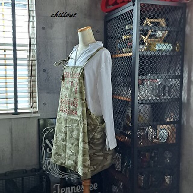 【背中がかわいい】エプロンドレス：カモフラージュ×ステンシル【0602】 | iichi 日々の暮らしを心地よくするハンドメイドやアンティークのマーケットプレイス