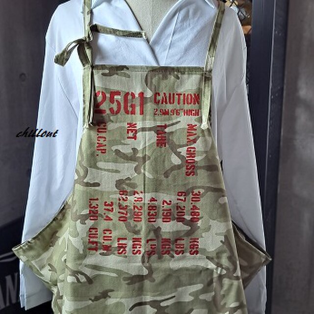 【背中がかわいい】エプロンドレス：カモフラージュ×ステンシル【0602】 | iichi 日々の暮らしを心地よくするハンドメイドやアンティークのマーケットプレイス