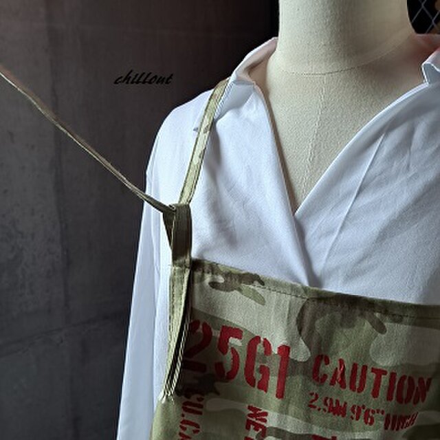【背中がかわいい】エプロンドレス：カモフラージュ×ステンシル【0602】 | iichi 日々の暮らしを心地よくするハンドメイドやアンティークのマーケットプレイス