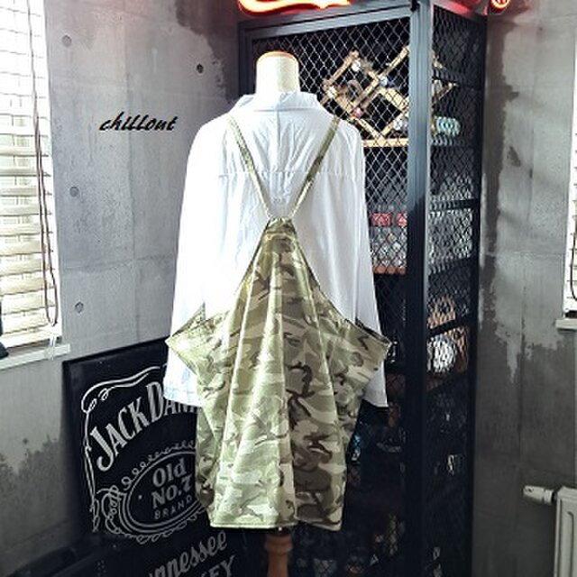 【背中がかわいい】エプロンドレス：カモフラージュ×ステンシル【0602】 | iichi 日々の暮らしを心地よくするハンドメイドやアンティークのマーケットプレイス