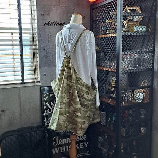 【背中がかわいい】エプロンドレス：カモフラージュ×ステンシル【0602】 | iichi 日々の暮らしを心地よくするハンドメイドやアンティークのマーケットプレイス