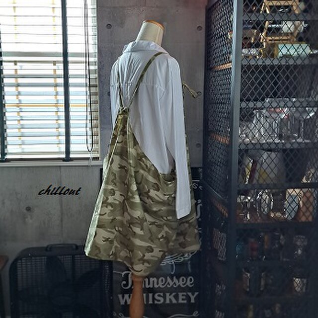 【背中がかわいい】エプロンドレス：カモフラージュ×ステンシル【0602】 | iichi 日々の暮らしを心地よくするハンドメイドやアンティークのマーケットプレイス