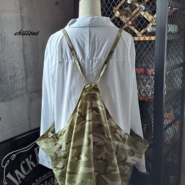 【背中がかわいい】エプロンドレス：カモフラージュ×ステンシル【0602】 | iichi 日々の暮らしを心地よくするハンドメイドやアンティークのマーケットプレイス