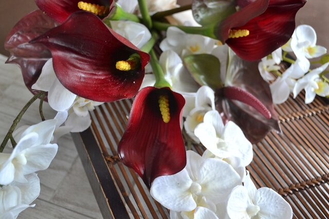 レッドカラーと胡蝶蘭の大人クラッチブーケ＊ブートニア | iichi 日々の暮らしを心地よくするハンドメイドやアンティークのマーケットプレイス