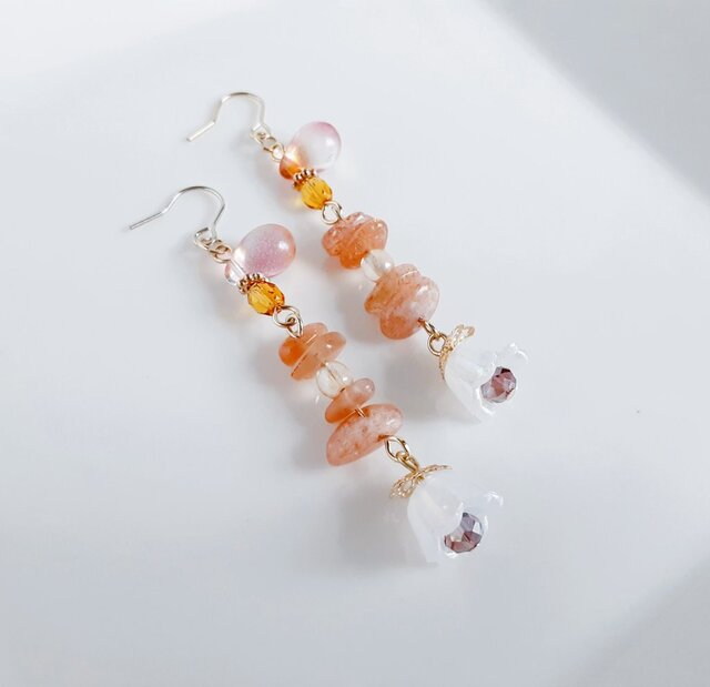 すずらんビーズが可愛く揺れる☆サンストーンとぷっくりしずくビーズのピアス | iichi 日々の暮らしを心地よくするハンドメイドやアンティークのマーケットプレイス