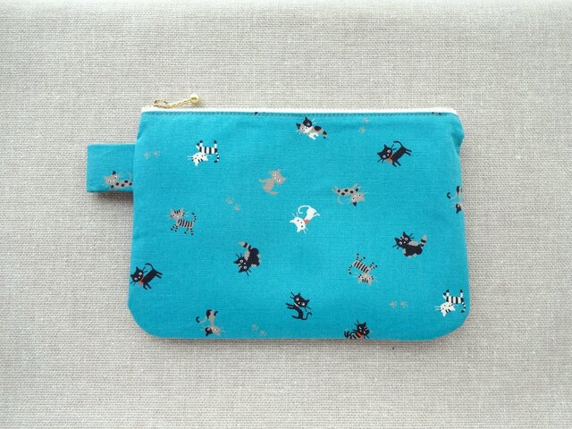 ＊キョトン猫さん＊フラットポーチ＊ファスナー18cm＊ | iichi 日々の暮らしを心地よくするハンドメイドやアンティークのマーケットプレイス
