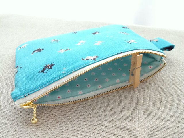 ＊キョトン猫さん＊フラットポーチ＊ファスナー18cm＊ | iichi 日々の暮らしを心地よくするハンドメイドやアンティークのマーケットプレイス