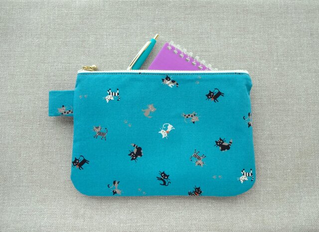 ＊キョトン猫さん＊フラットポーチ＊ファスナー18cm＊ | iichi 日々の暮らしを心地よくするハンドメイドやアンティークのマーケットプレイス