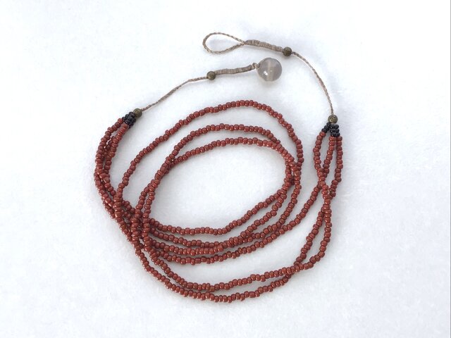 ビーズの3連ネックレス[赤茶] 【受注制作】／ 約43cm, ガラスビーズ, マクラメコード | iichi 日々の暮らしを心地よくするハンドメイドやアンティークのマーケットプレイス