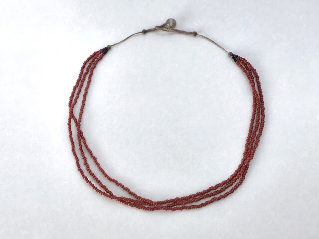 ビーズの3連ネックレス[赤茶] 【受注制作】／ 約43cm, ガラスビーズ, マクラメコード | iichi 日々の暮らしを心地よくするハンドメイドやアンティークのマーケットプレイス