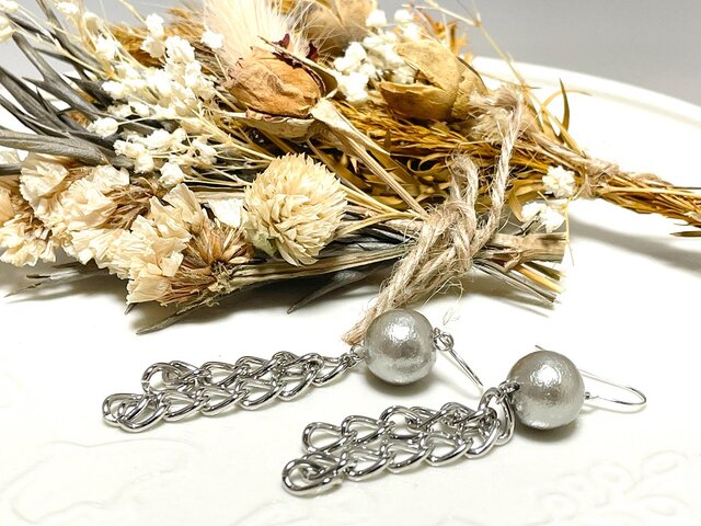 コットンパールとシルバーチェーンのシンプルシックなピアス or イヤリング | iichi 日々の暮らしを心地よくするハンドメイドや ...