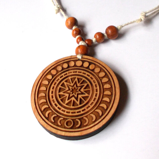 月齢ナチュラルウッドペンダント 杉×ヘンプ×バイヨンウッド | iichi 日々の暮らしを心地よくするハンドメイドやアンティークのマーケットプレイス