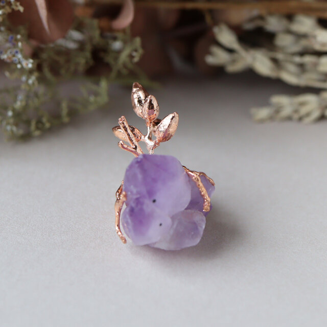 ナンテンのつぼみと原石シリウスアメジスト | iichi 日々の暮らしを心地よくするハンドメイドやアンティークのマーケットプレイス