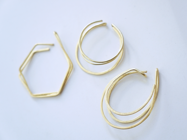 【片耳イヤーカフ/3連・大ぶり】真鍮製「Accost」揺れるイヤーカフ | iichi 日々の暮らしを心地よくするハンドメイドやアンティークのマーケットプレイス