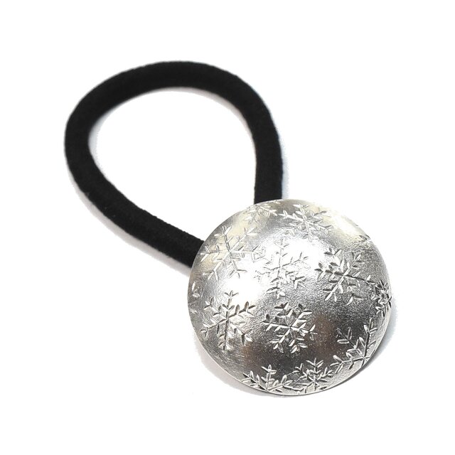 雪の結晶模様 大ぶり シルバーヘアゴム yu-013 | iichi 日々の暮らしを心地よくするハンドメイドやアンティークのマーケットプレイス