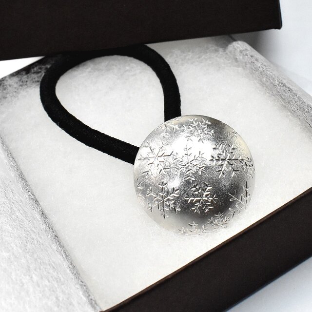 雪の結晶模様 大ぶり シルバーヘアゴム yu-013 | iichi 日々の暮らしを心地よくするハンドメイドやアンティークのマーケットプレイス