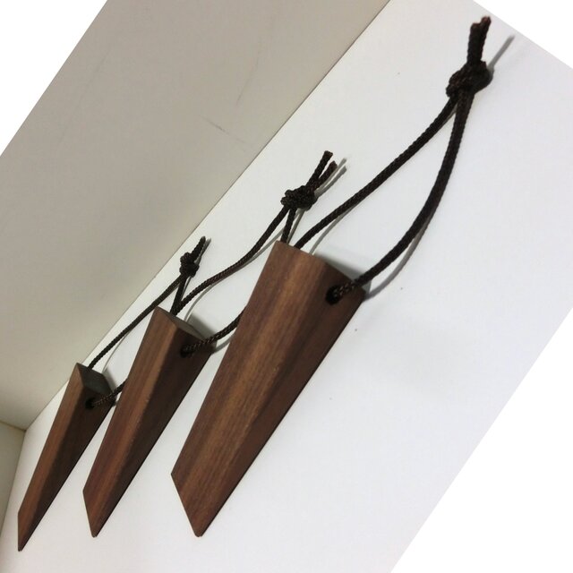 天然木 ドアストッパー ドア止め S 天然杢ウォールナット無垢材 3こセット ③ | iichi 日々の暮らしを心地よくするハンドメイドやアンティークのマーケットプレイス