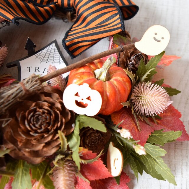 シックなカラーで大人も飾れるHalloweenリース | iichi 日々の暮らしを心地よくするハンドメイドやアンティークのマーケットプレイス