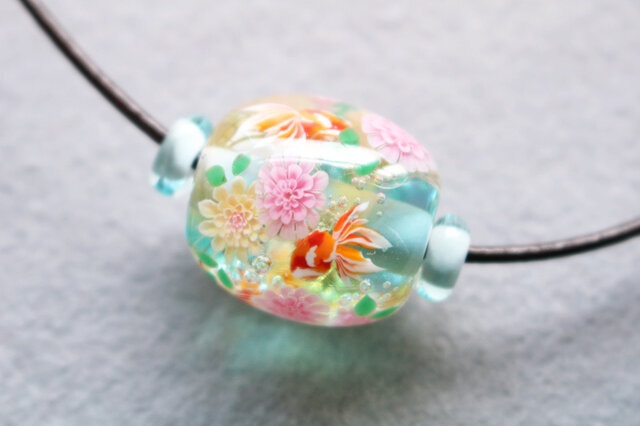 ダリアと金魚のとんぼ玉（ガラス玉） | iichi 日々の暮らしを心地よくするハンドメイドやアンティークのマーケットプレイス