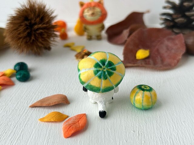 カボチャをかぶった猫さん（白黒ハチワレ） | iichi 日々の暮らしを心地よくするハンドメイドやアンティークのマーケットプレイス