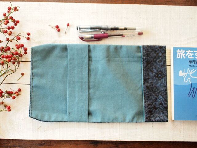 青と黒い大島紬（裏くすんだピーコックグリーン）のブックカバー | iichi 日々の暮らしを心地よくするハンドメイドやアンティークのマーケットプレイス