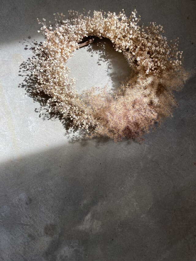 ススキと霞草のリース | iichi 日々の暮らしを心地よくするハンドメイドやアンティークのマーケットプレイス