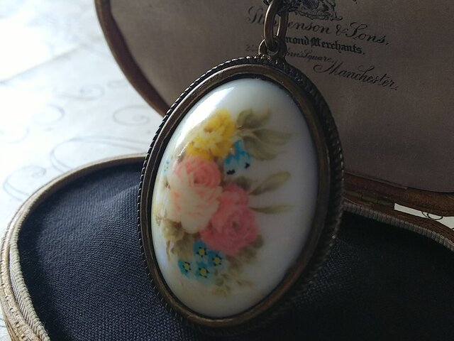 ヴィンテージ 薔薇と勿忘草（40×30㎜）クラシカルネックレス | iichi 日々の暮らしを心地よくするハンドメイドやアンティークのマーケットプレイス