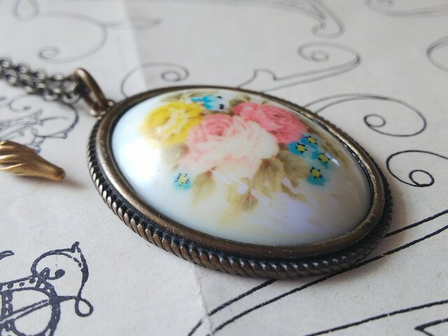 ヴィンテージ 薔薇と勿忘草（40×30㎜）クラシカルネックレス | iichi 日々の暮らしを心地よくするハンドメイドやアンティークのマーケットプレイス