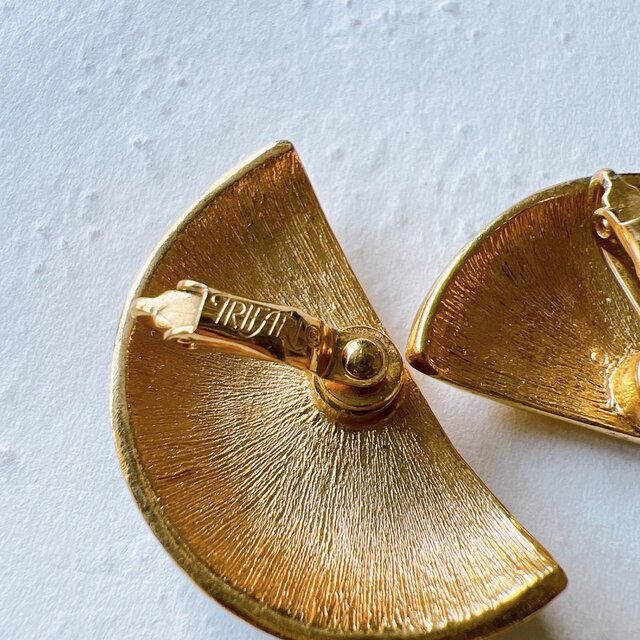 YT17-【 TRIFARI 】トリファリ・1990s ゴールドトーン ブラックエナメルペイント クリップイヤリング | iichi 日々の暮らしを心地よくするハンドメイドやアンティークの ...