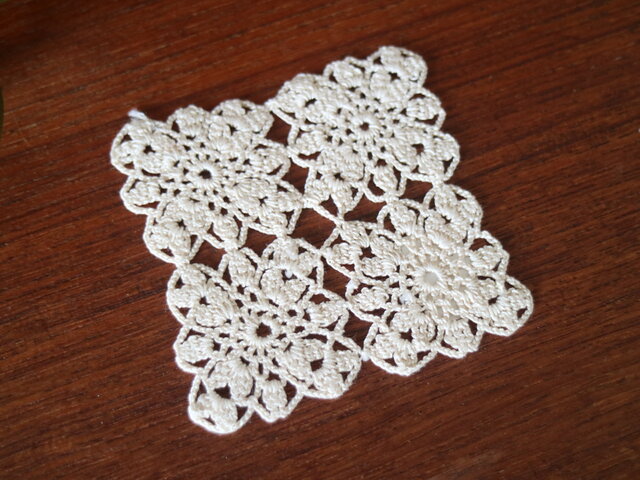 スウェーデンで見つけた小さな手編みのドイリー / コースター | iichi 日々の暮らしを心地よくするハンドメイドやアンティークのマーケットプレイス