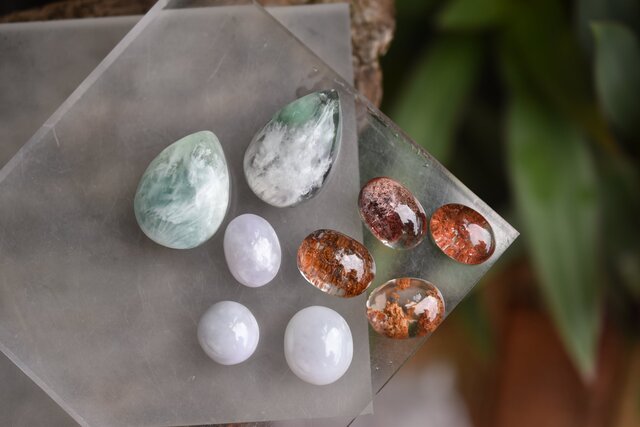 優しい羽根と虹★エンジェルフェザーフローライト s959 | iichi 日々の暮らしを心地よくするハンドメイドやアンティークのマーケットプレイス