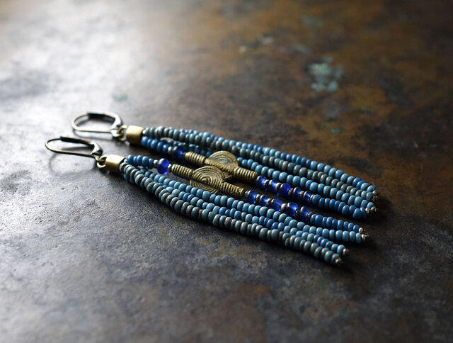 アフリカンブラスと多彩ブルーシードビーズの4連ピアス | iichi 日々の暮らしを心地よくするハンドメイドやアンティークのマーケットプレイス