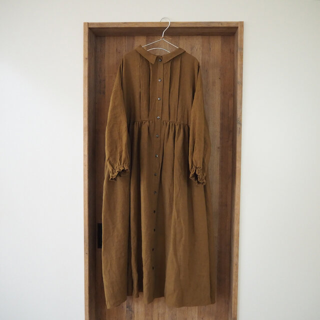 French linen canvas tuck one-piece / CAMEL | iichi 日々の暮らしを心地よくするハンドメイドやアンティークのマーケットプレイス